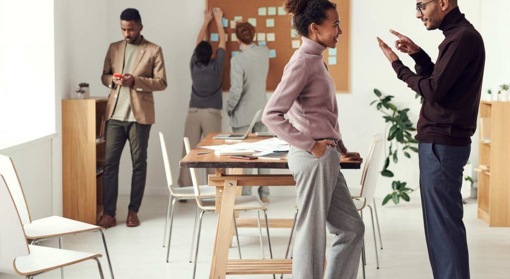 Como Socializar Com Pessoas em 7 Dicas